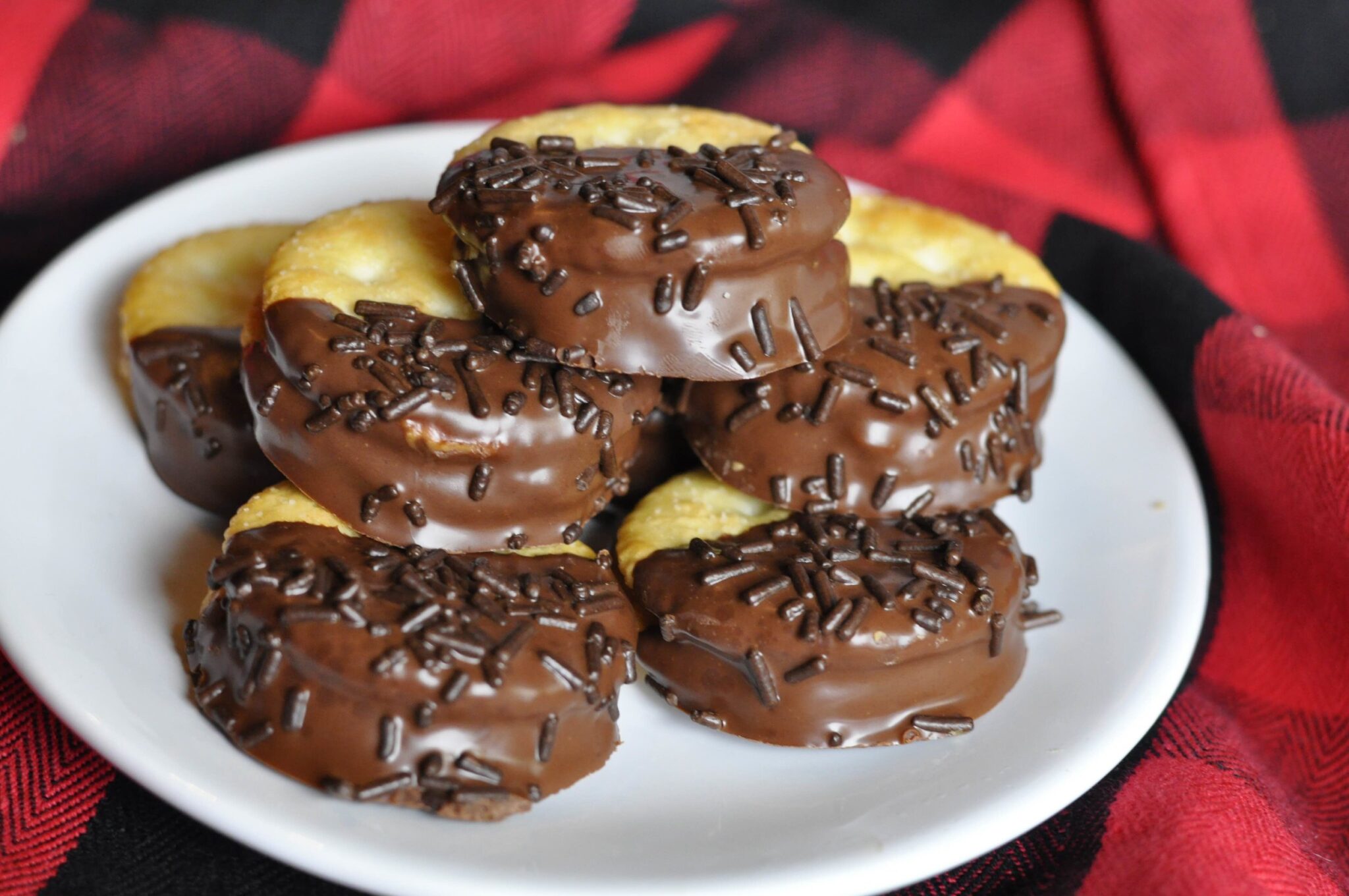 Chocolate covered peanut butter ritz cookies | Couple in the Kitchen